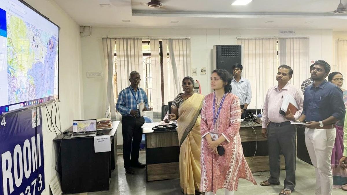 Election observers hold meeting in Tirunelveli - The Hindu