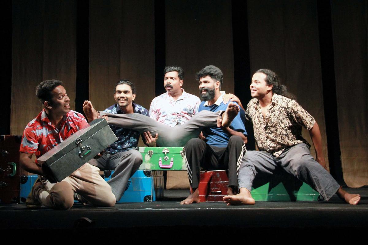 Koohoo: A play that runs through railway stations impresses audiences ...