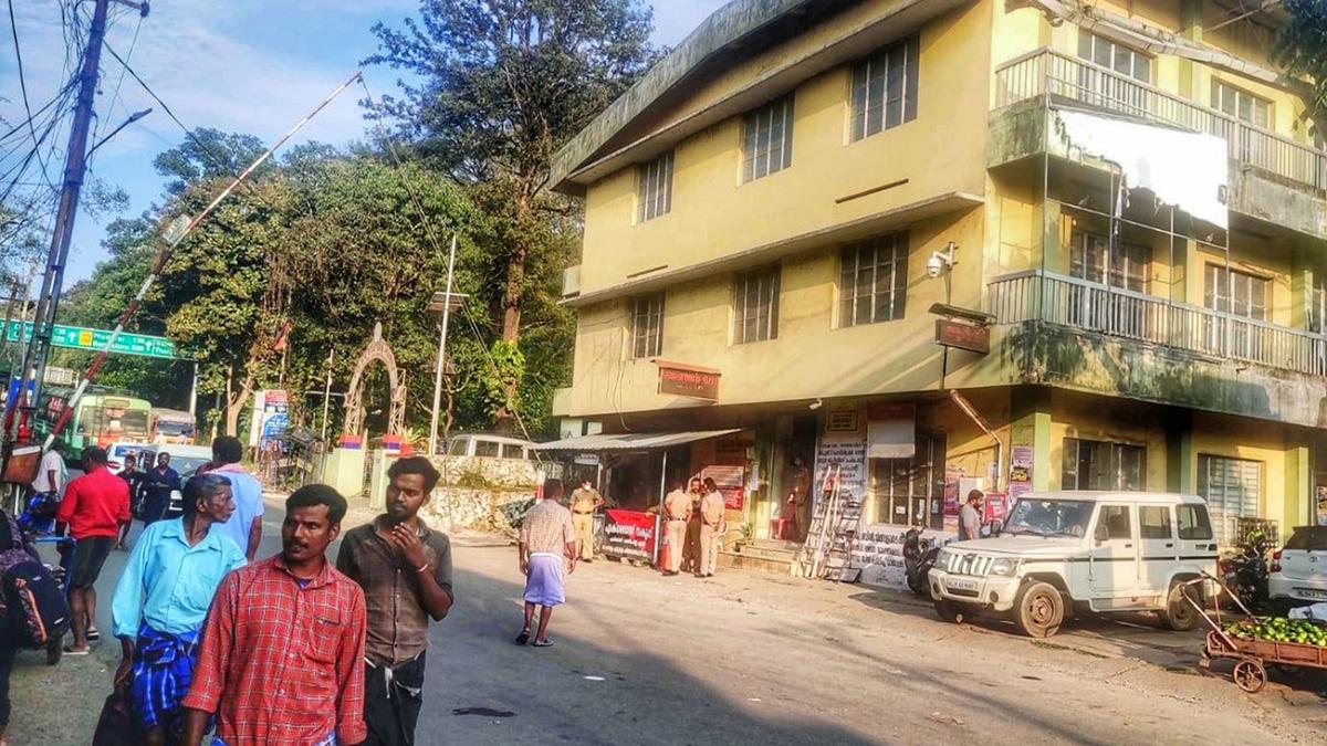 VACB seizes unaccounted money at Kumily checkpost - The Hindu