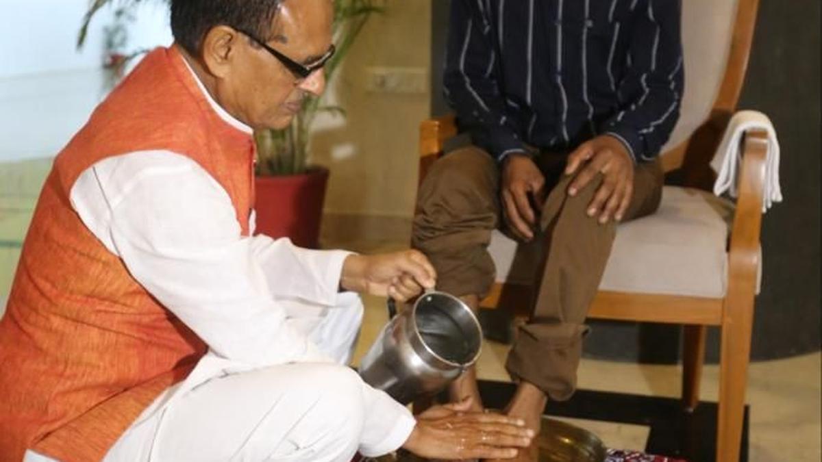 Madhya Pradesh CM Chouhan apologises to tribal victim of Sidhi ...