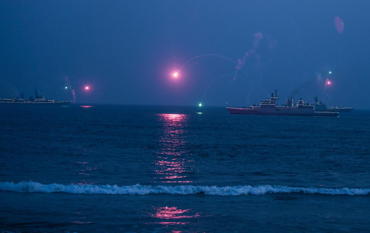 Navy Day rehearsal begins with full gusto at RK Beach in Visakhapatnam ...