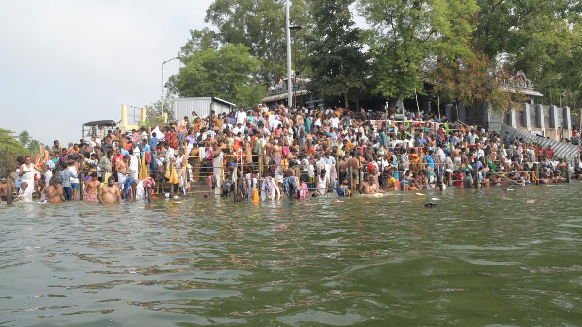 Thousands throng Bhavani Kooduthurai on Aadi Amavasya - The Hindu