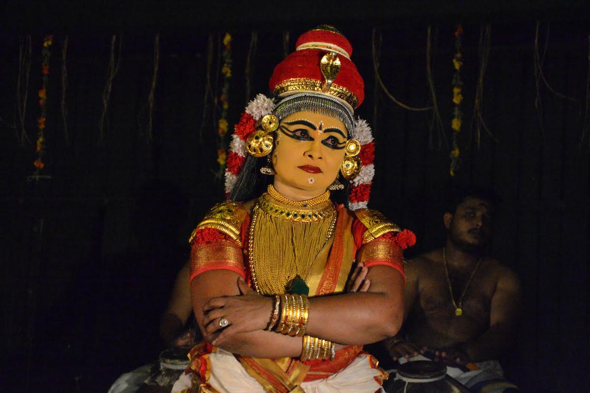 Women take centre stage in Koodiyattam - The Hindu