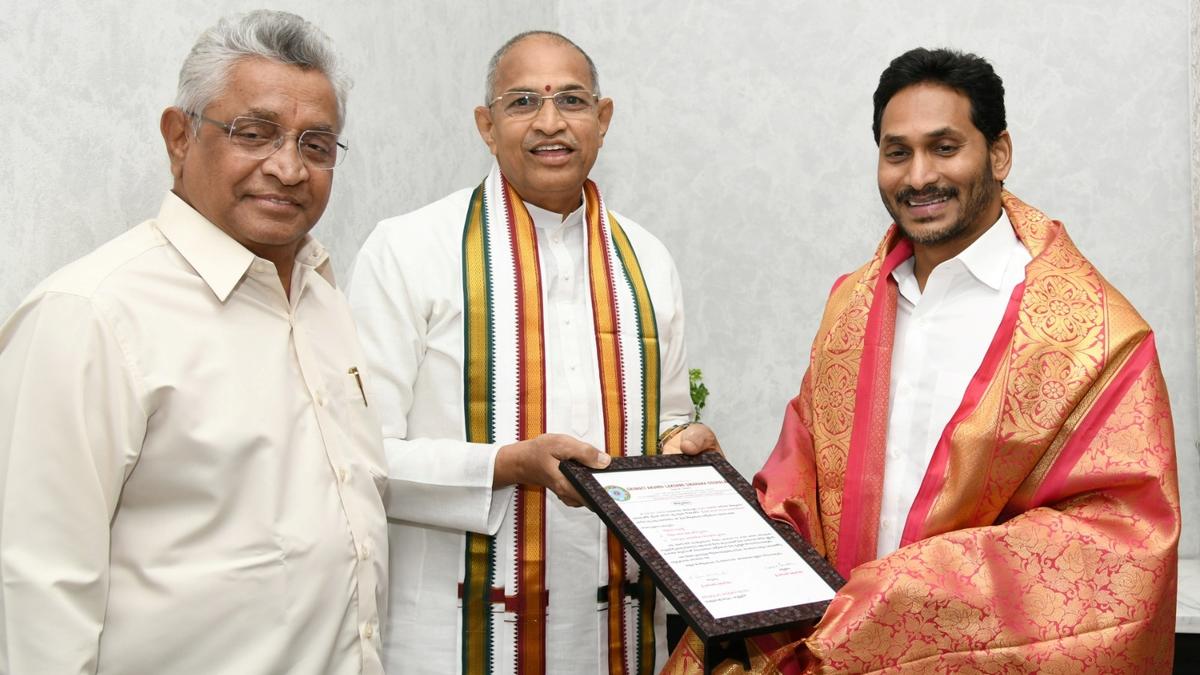 TTD Dharmic Adviser Chaganti Koteswara Rao meets CM - The Hindu