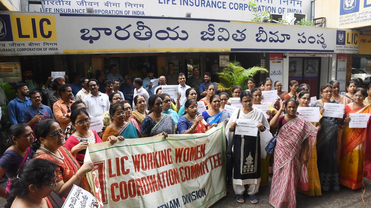 LIC employees stage lunch-hour demo in Visakhapatnam in support of ...