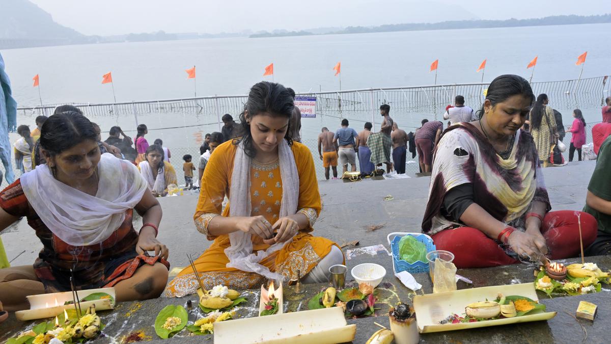 Thousands take holy dip on Kartheeka Somavaram in Vijayawada - The Hindu