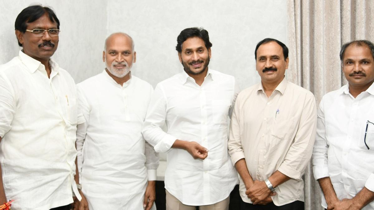 Mangalagiri MLA Alla Ramakrishna Reddy says he ‘loves YSRCP’, returns to it - The Hindu