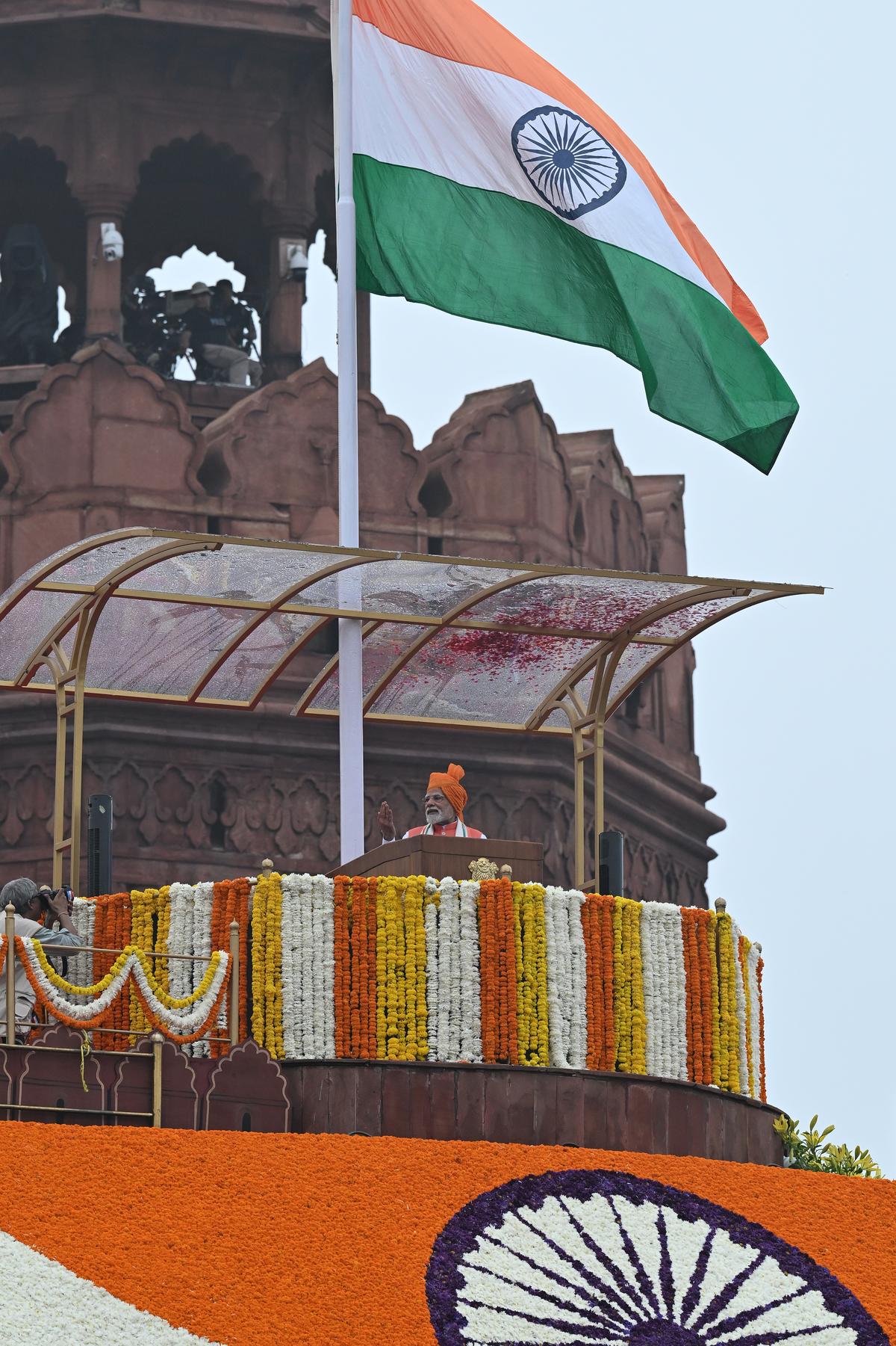 Watch Pm Modi Hoists Flag At Red Fort On Independence Day The Hindu