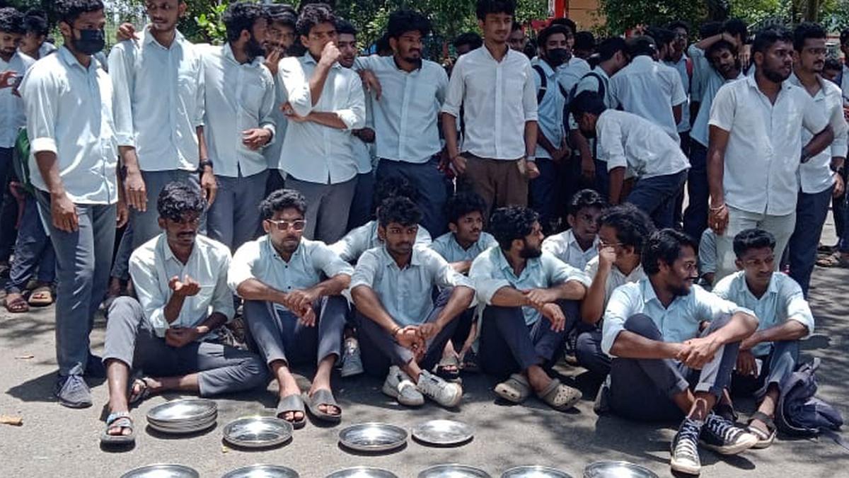 Cusat students stage protest demanding mess facility at hostel - The Hindu