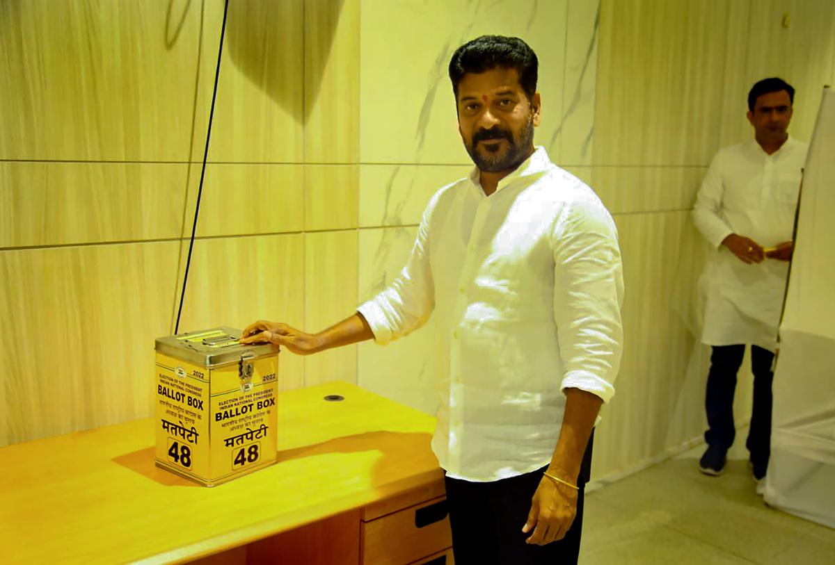 Revanth turns emotional on ‘money politics’ and ‘conspiracy’ to remove him as PCC chief - The Hindu