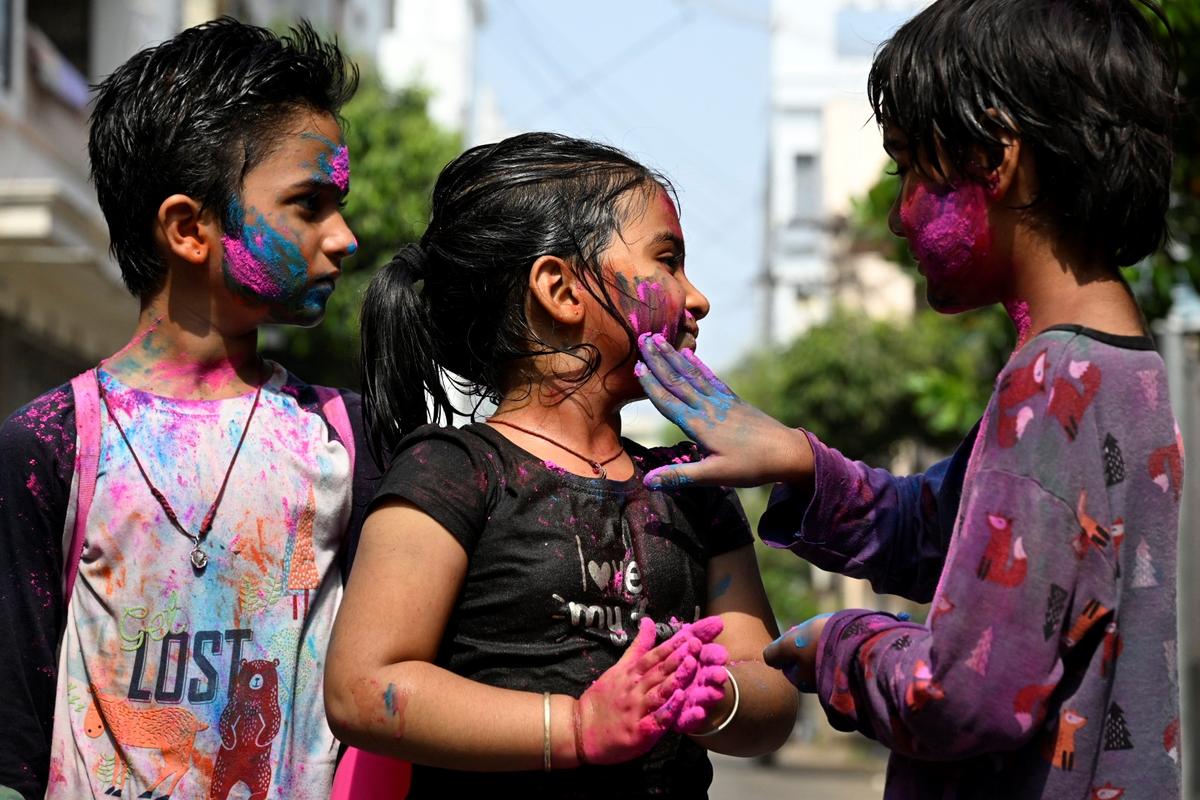 Holi 2024 in pictures | Colourful celebrations underway across the nation - The Hindu
