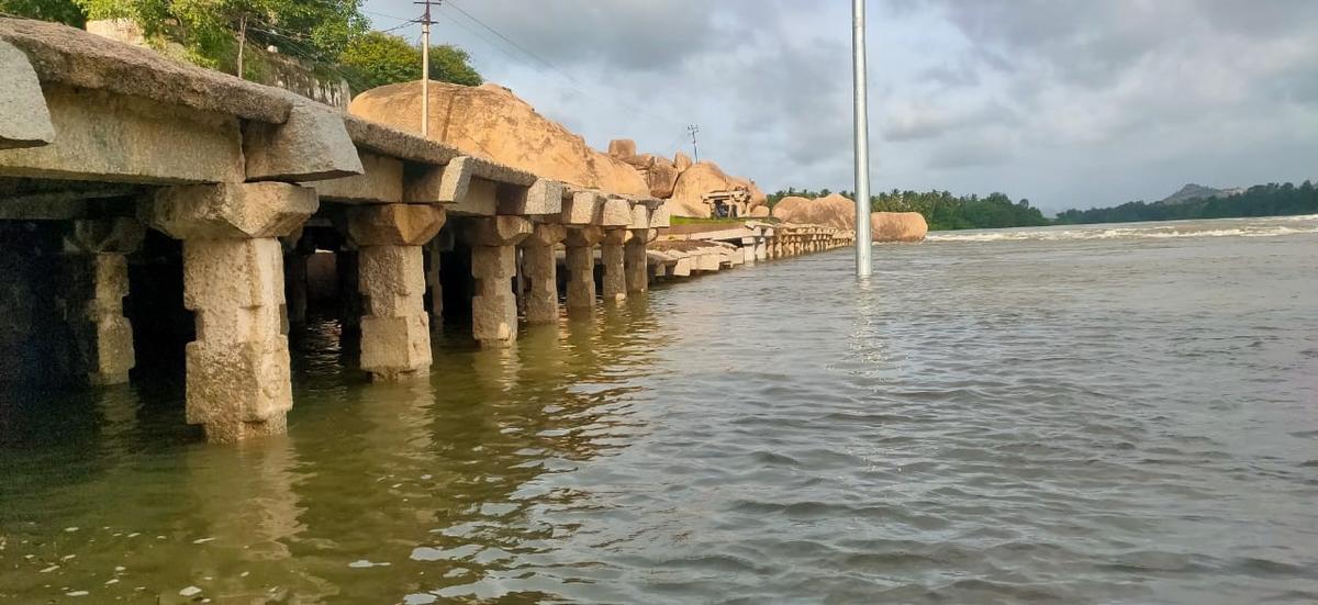 Hampi monuments remain flooded in Tungabhadra waters - The Hindu
