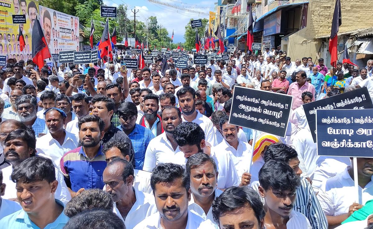 DMK cadre in Dindigul, Theni, Madurai stage protest against imposition ...