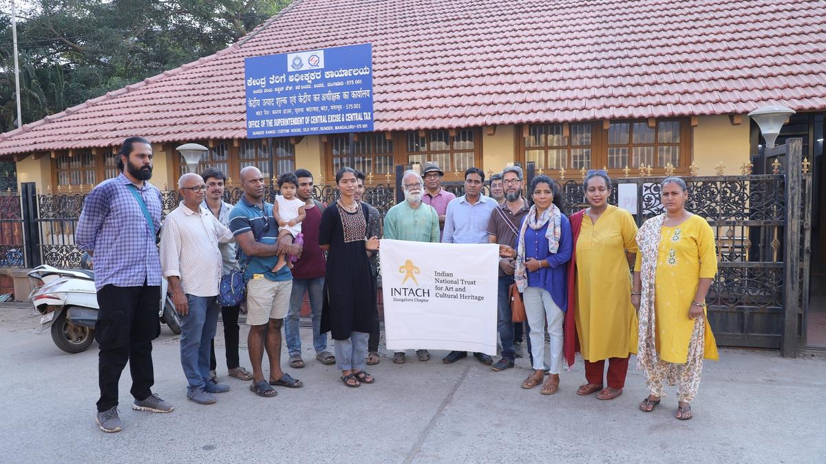 Intach organises heritage walk to mark World Heritage Day - The Hindu