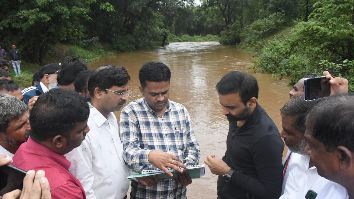 Minister visits rain-affected areas in Dharwad - The Hindu