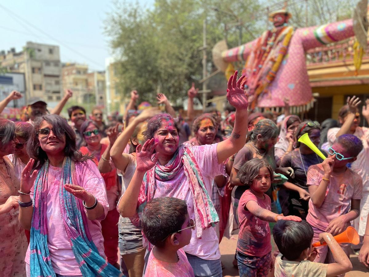 A more vibrant, hueful ‘Rangapanchami’ in Hubballi - The Hindu