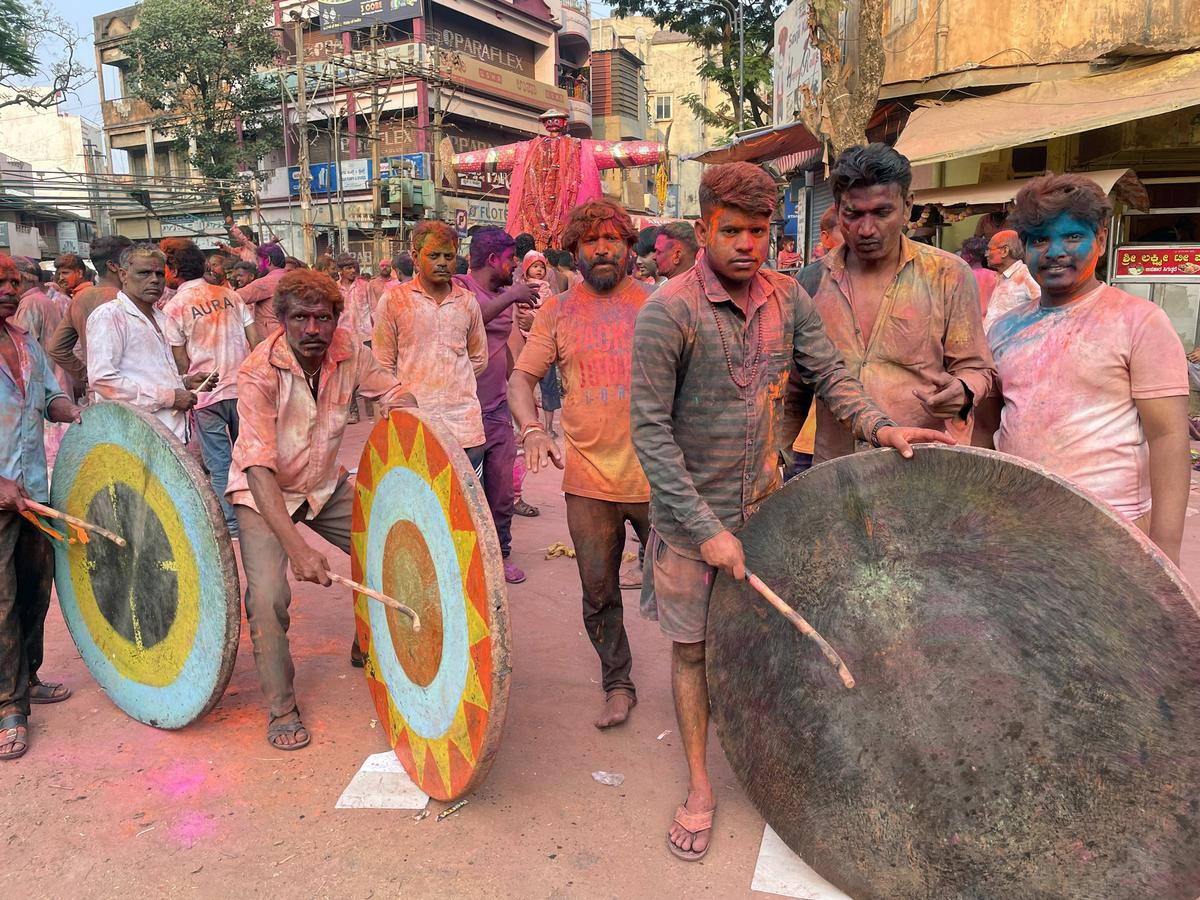 A more vibrant, hueful ‘Rangapanchami’ in Hubballi - The Hindu