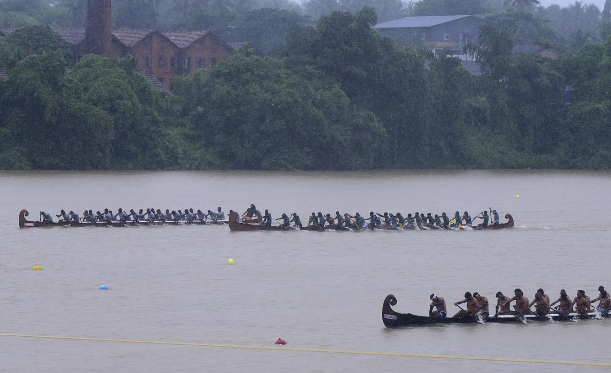Huge turnout for Beypore boat race - The Hindu