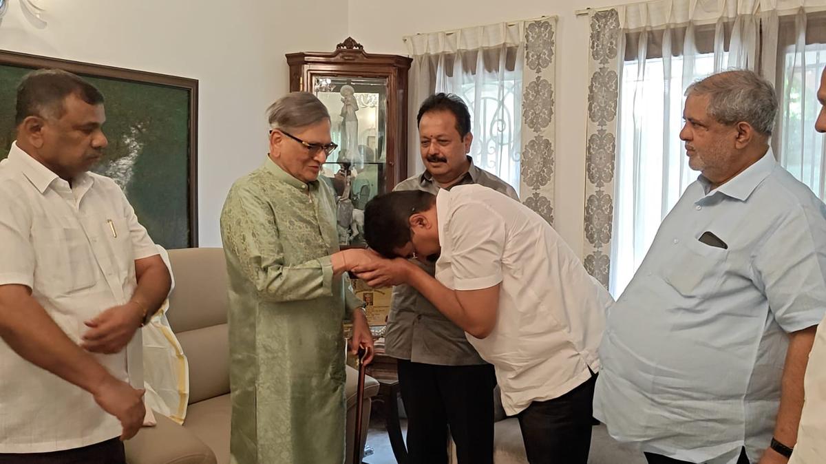 Mandya Congress candidate seeks blessings of former Karnataka CM S.M ...