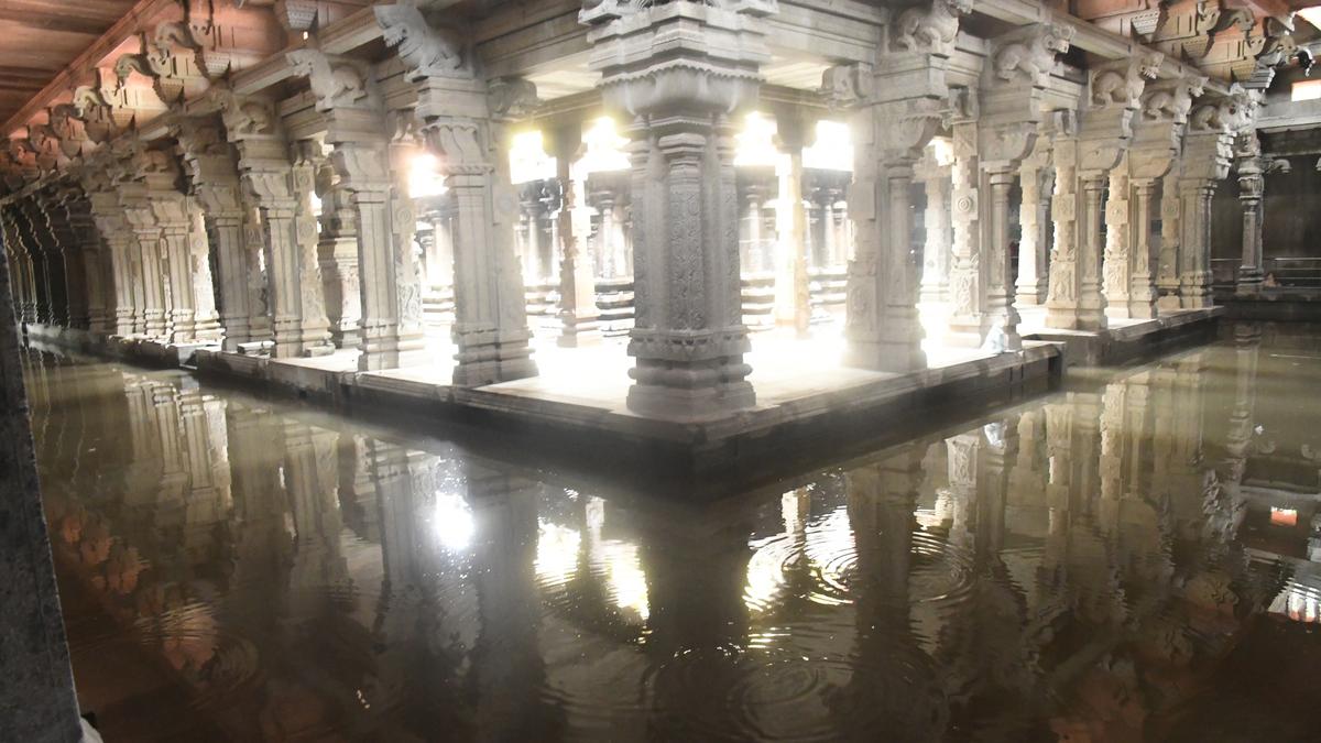 Rain enters Thiru Uthirakosamangai temple as rain batters ...