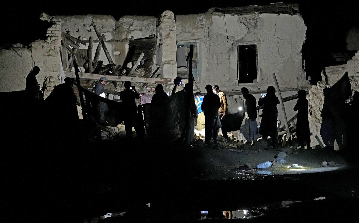 Afghans bury dead, dig by hand for survivors after earthquake kills ...
