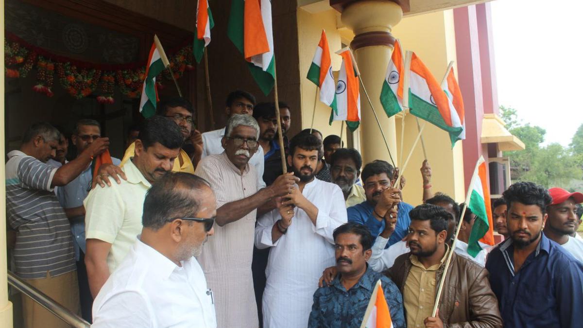 Congress members hand over tricolour to RSS functionaries - The Hindu