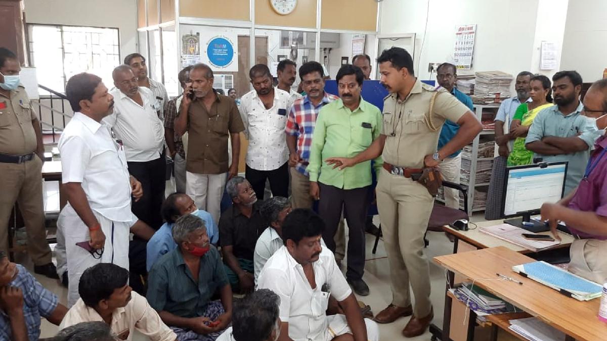 Villagers lay siege to Sub-Registrar’s office in Andipatti - The Hindu