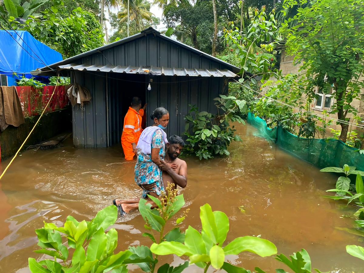 Kerala rains | Flood situation remains grim in upper Kuttanad, rough ...
