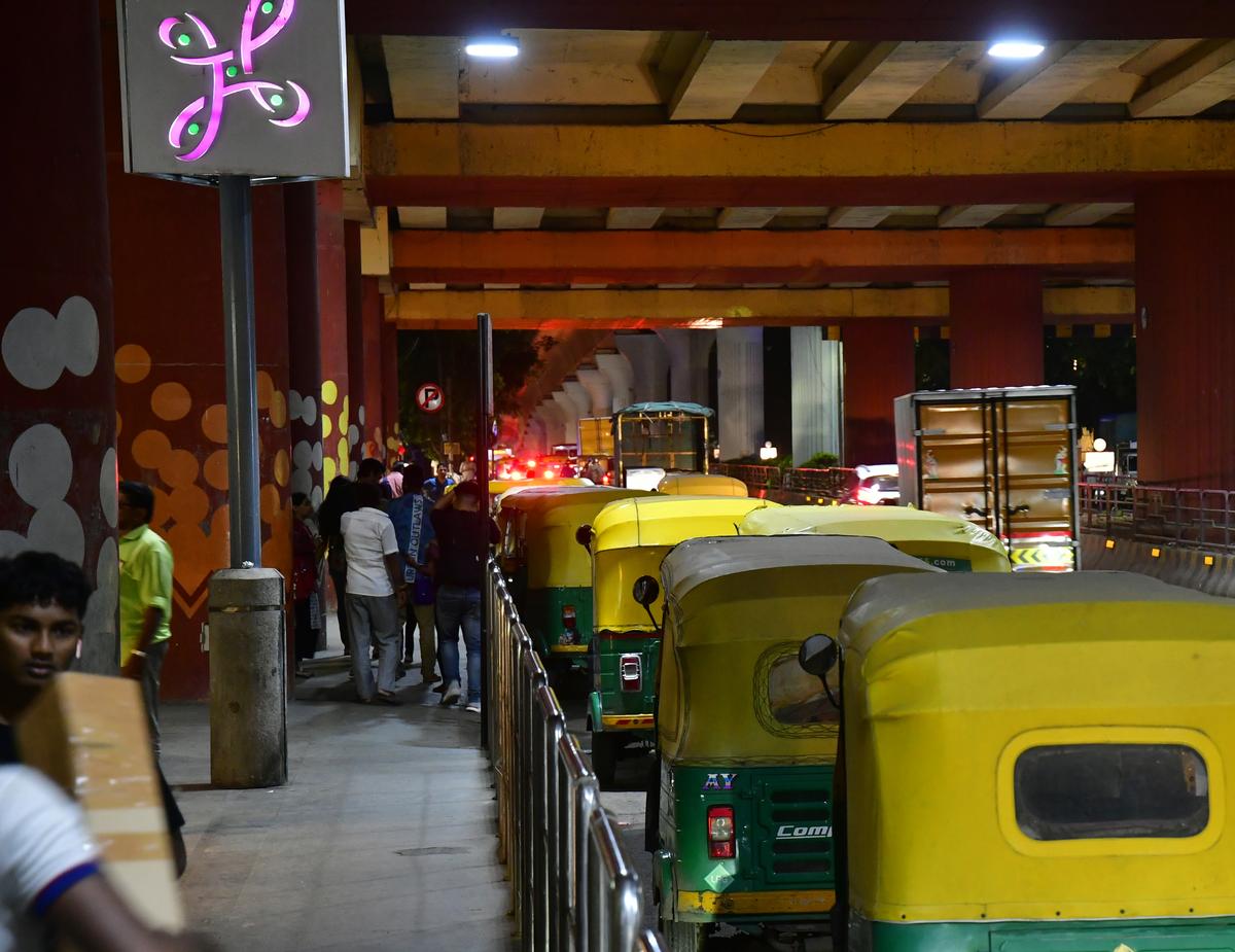 Chaos and congestion in front of Bengaluru metro stations - The Hindu