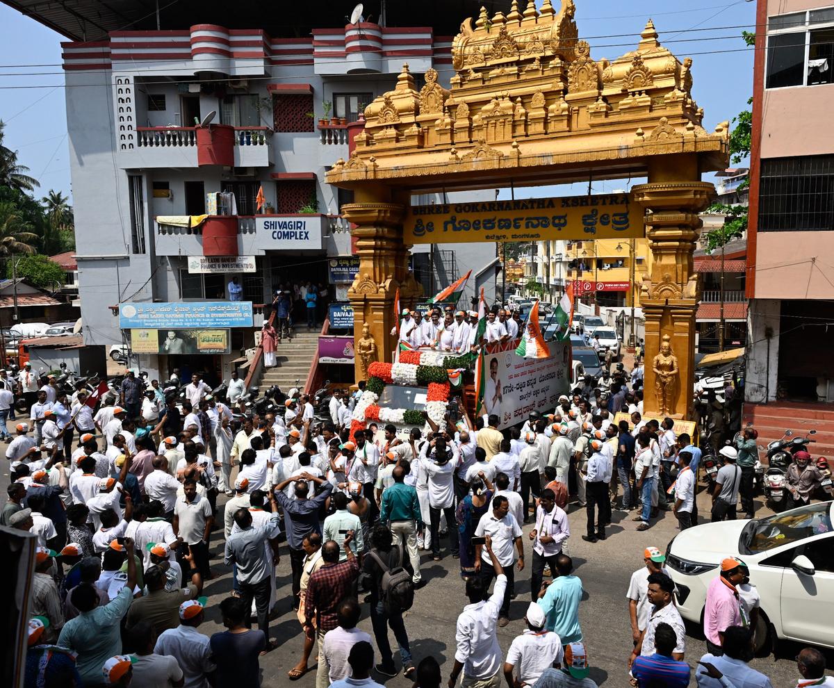Congress candidate, leaders come in flower-decked vehicle to file nomination in Mangaluru - The ...