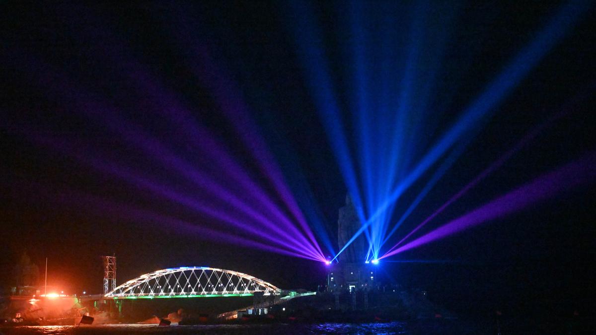 CM inaugurates India’s first glass bridge over sea in Kanniyakumari ...