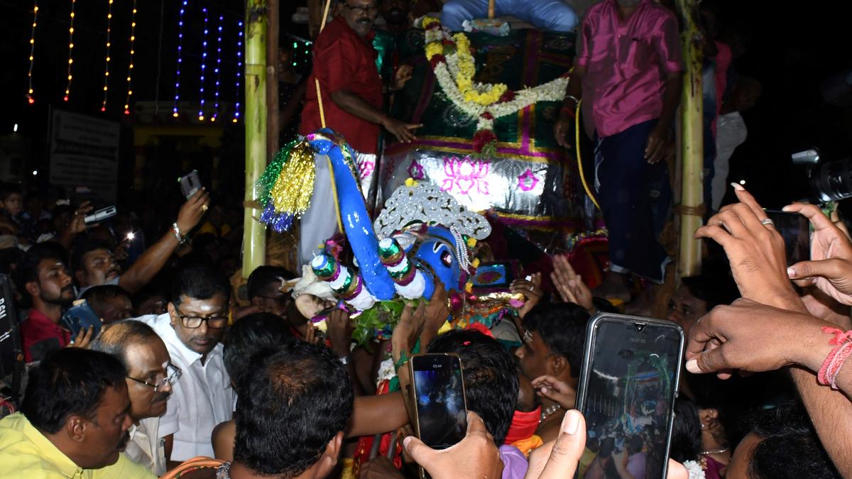 Devotees witness ‘Soorasamharam’ at Palani - The Hindu