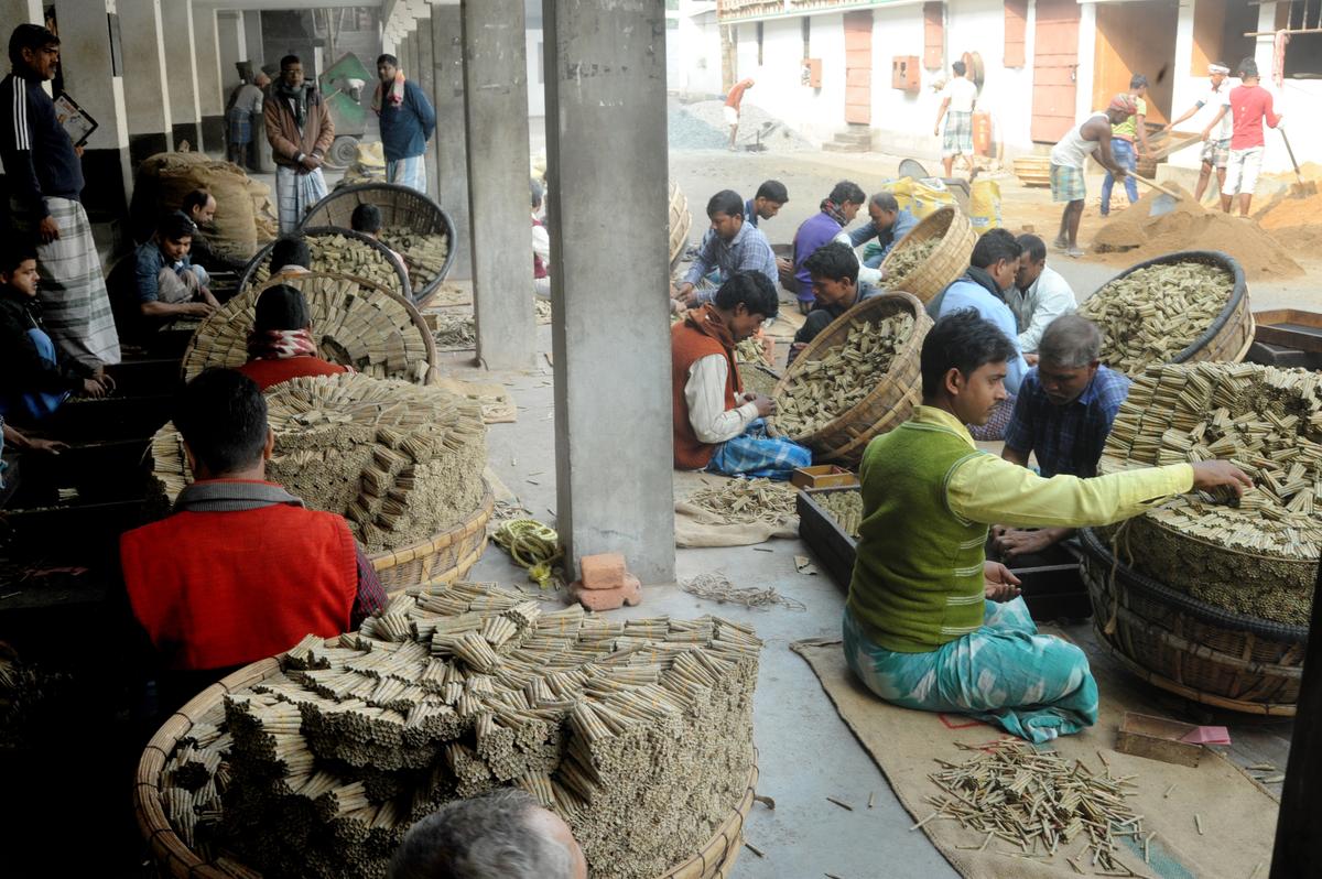Dusk descends on the beedi rollers of Murshidabad - The Hindu