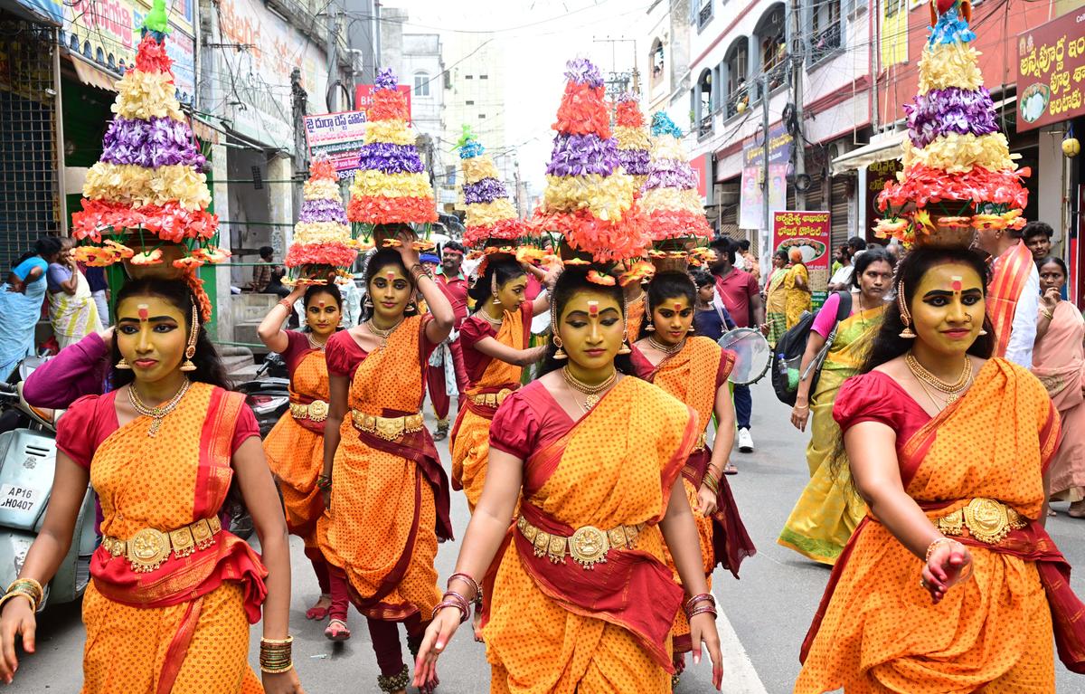 Hyderabad temple committee offers ‘Bangaru Bonam’ to Goddess Kanaka ...