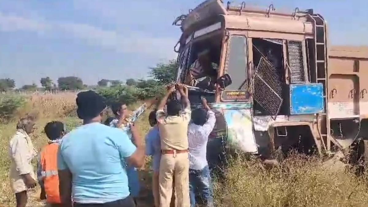 Police rescue six persons from mangled lorry cabin in Anantapur ...