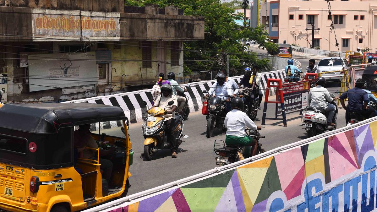 One-way violations cause frequent traffic congestion in Tiruchi - The Hindu