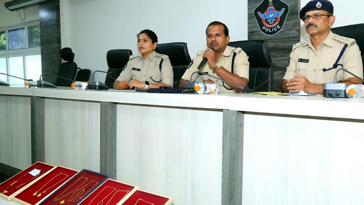 Tenali police arrest seven persons, recover stolen jewellery worth ₹16 ...