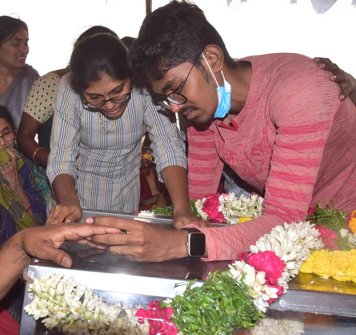 KMC student Preethi cremated amid high drama; demand for judicial probe ...