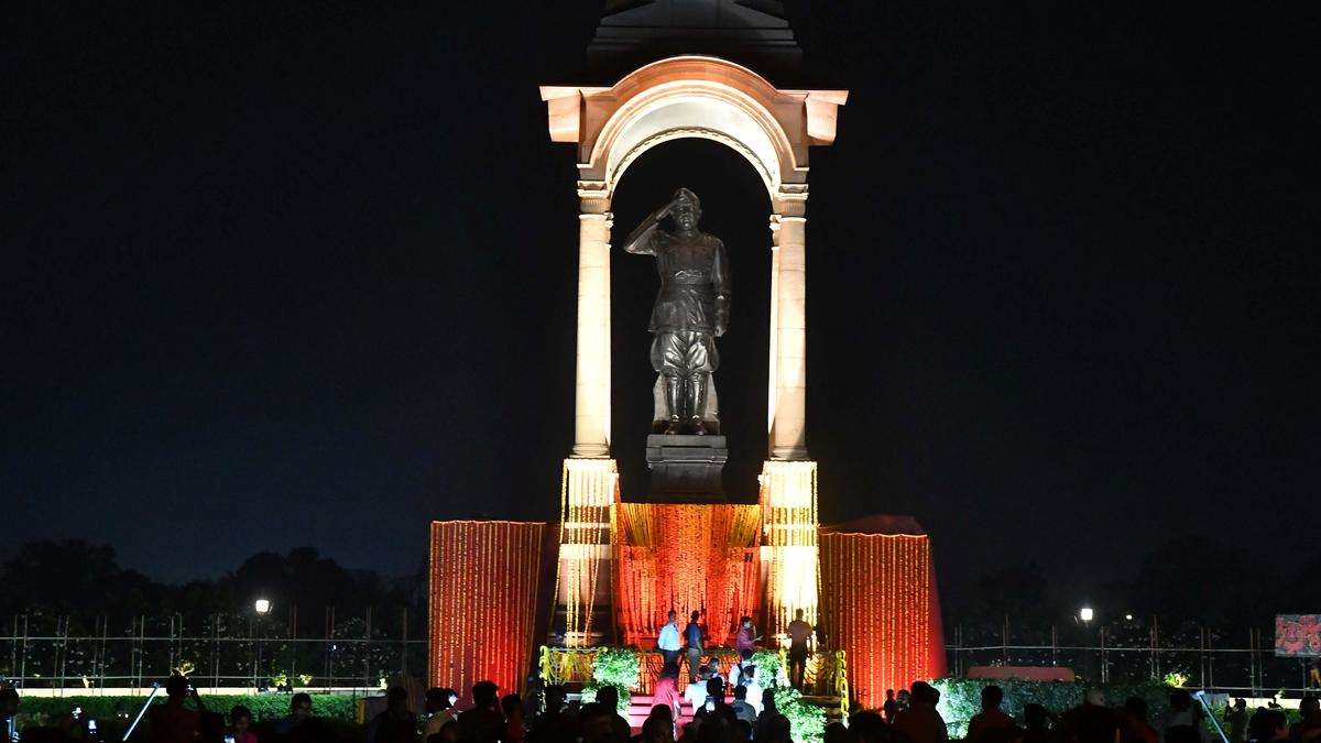 Two sculptors cross swords over Netaji statue at India Gate - The Hindu