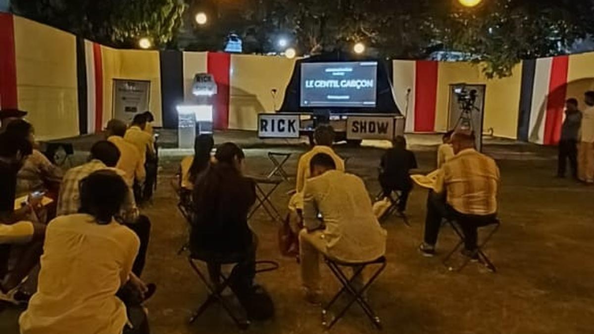 Auto-rickshaw unveils the magic of cinema in Kolkata - The Hindu