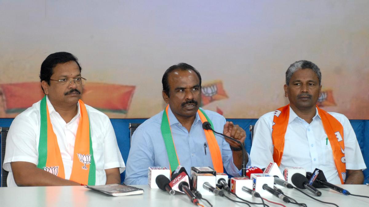 BJP MLC N. Ravi Kumar criticises Congress govt. over stone-pelting ...