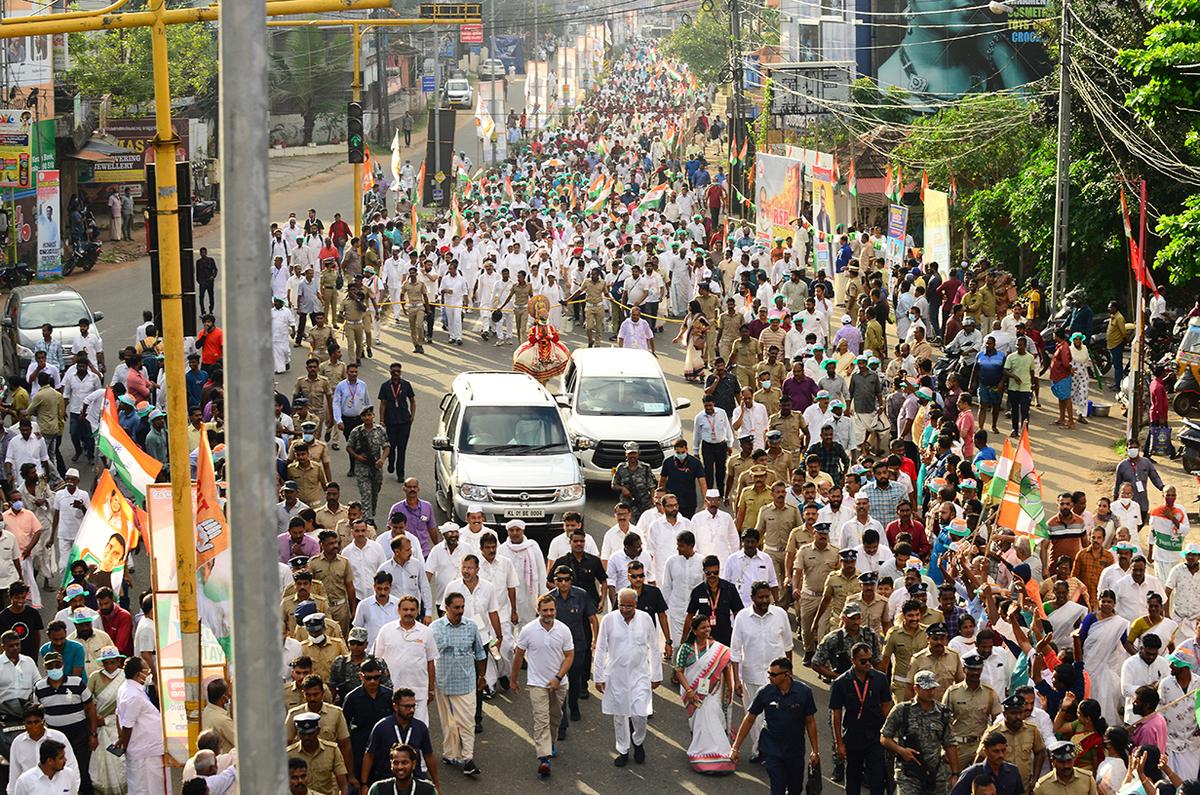 Rahul Gandhi kick-starts 10th day of Bharat Jodo Yatra in Kollam - The Hindu