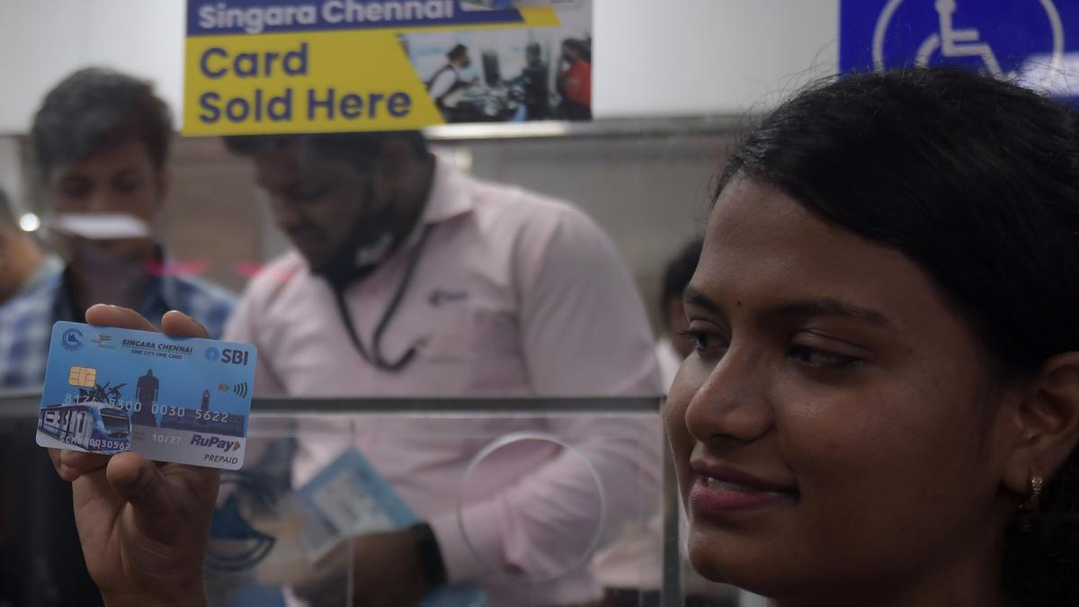 900 Metro Rail commuters buy national common mobility cards in ten days ...