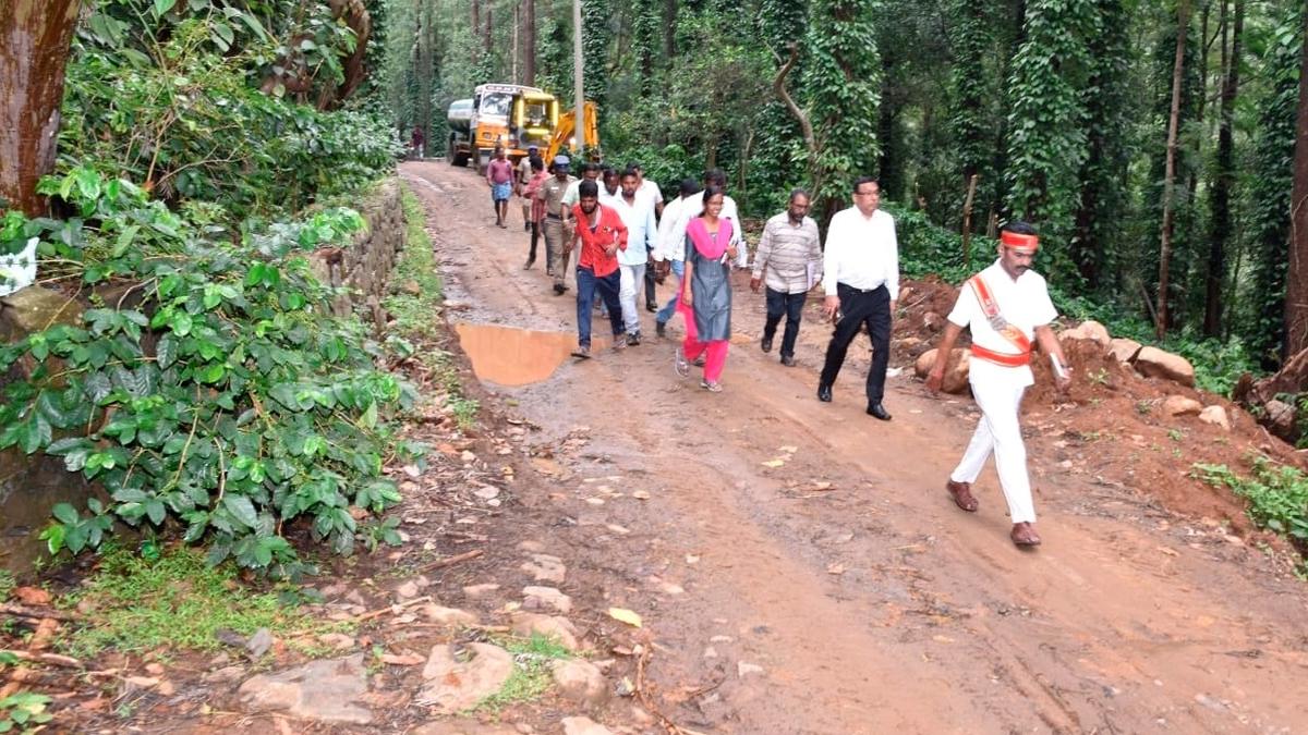 Collector inspects road laying works in Yercaud - The Hindu