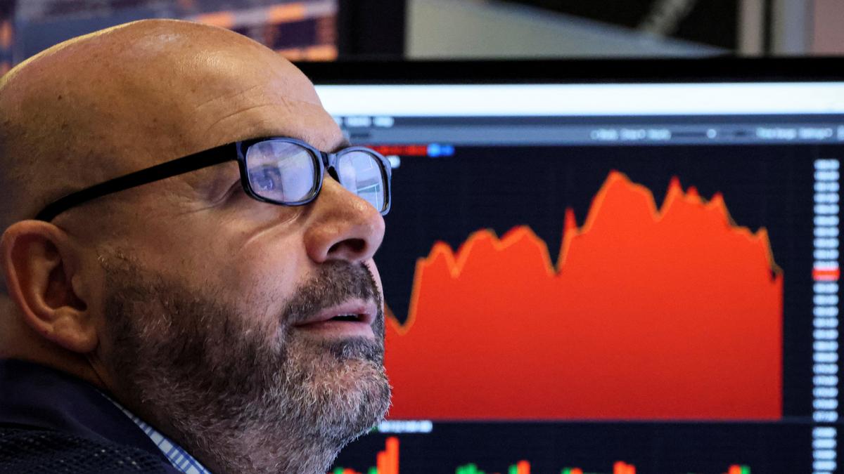 Futures sink as grim forecasts from Amazon, Apple fan recession fears ...