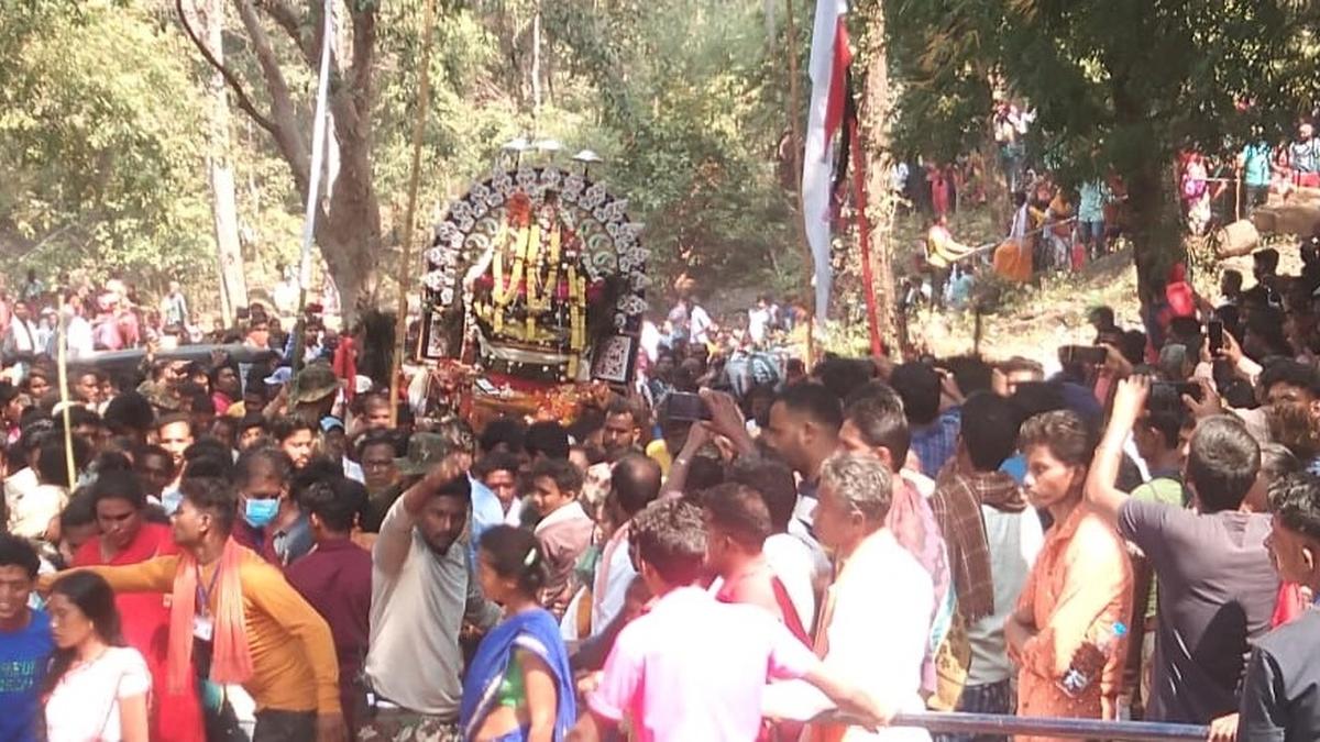 Thousands of tribals from Odisha, Andhra Pradesh throng Sileru river ...