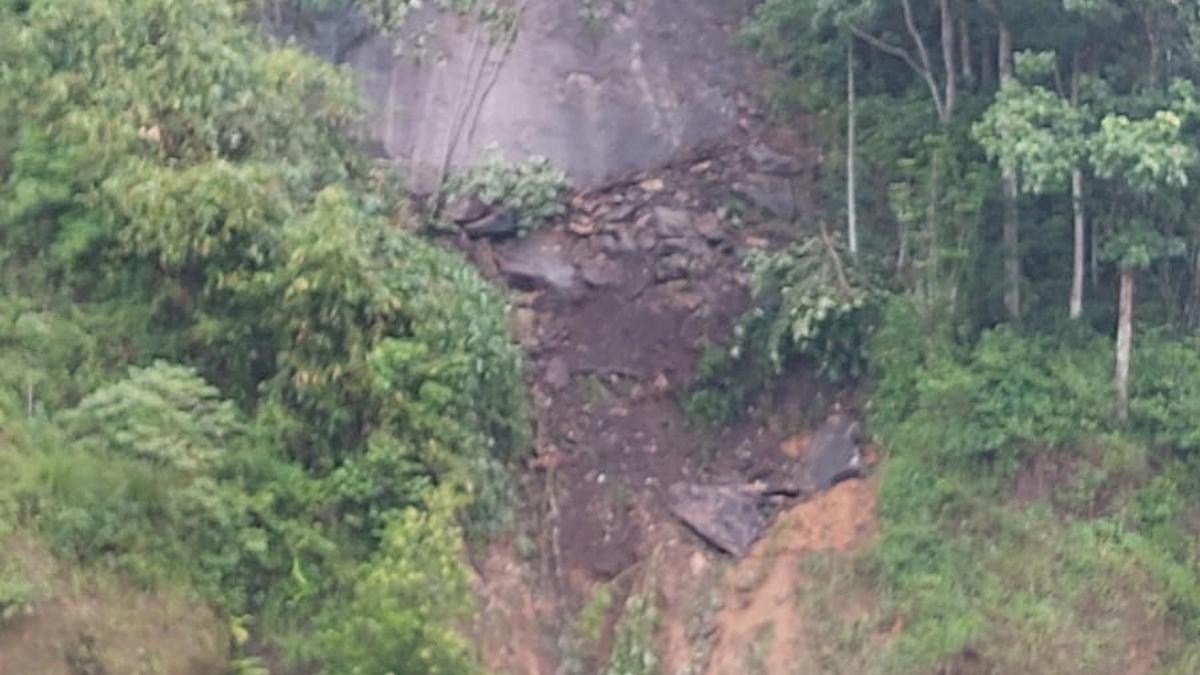 Giant rock slides from the Vaishali hill near Idukki dam - The Hindu