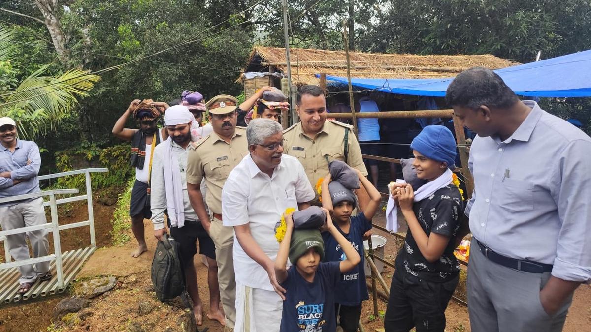 Traditional Sathram route witnesses heavy rush of Sabarimala pilgrims - The Hindu