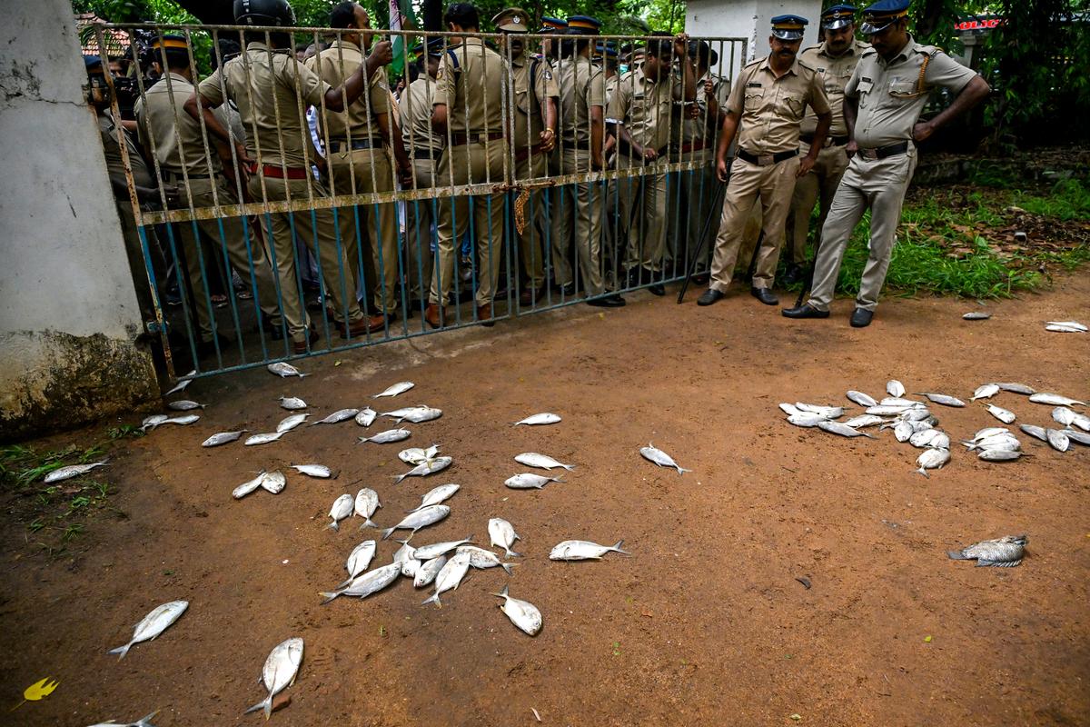 Hundreds join protest against mass fish kill in Periyar - The Hindu