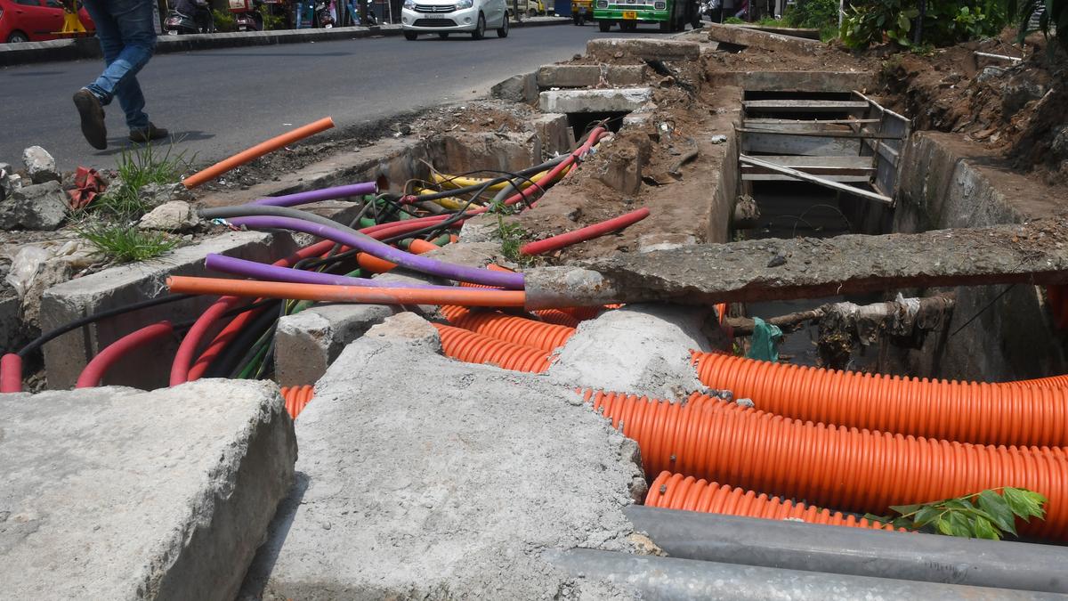 Footpaths on Kochi’s Banerjee Road turn deathtraps - The Hindu